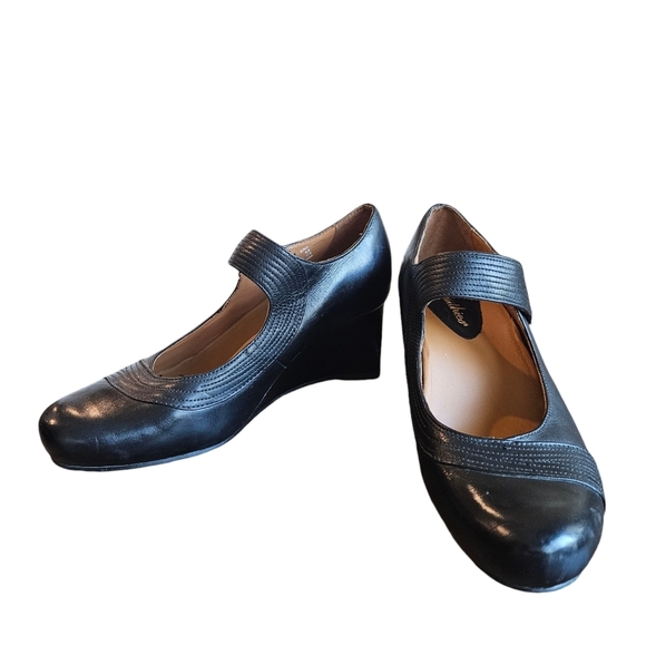 Earthies | Shoes | Womens Earthies Black Wedge Round Toe Velcro Strap ...